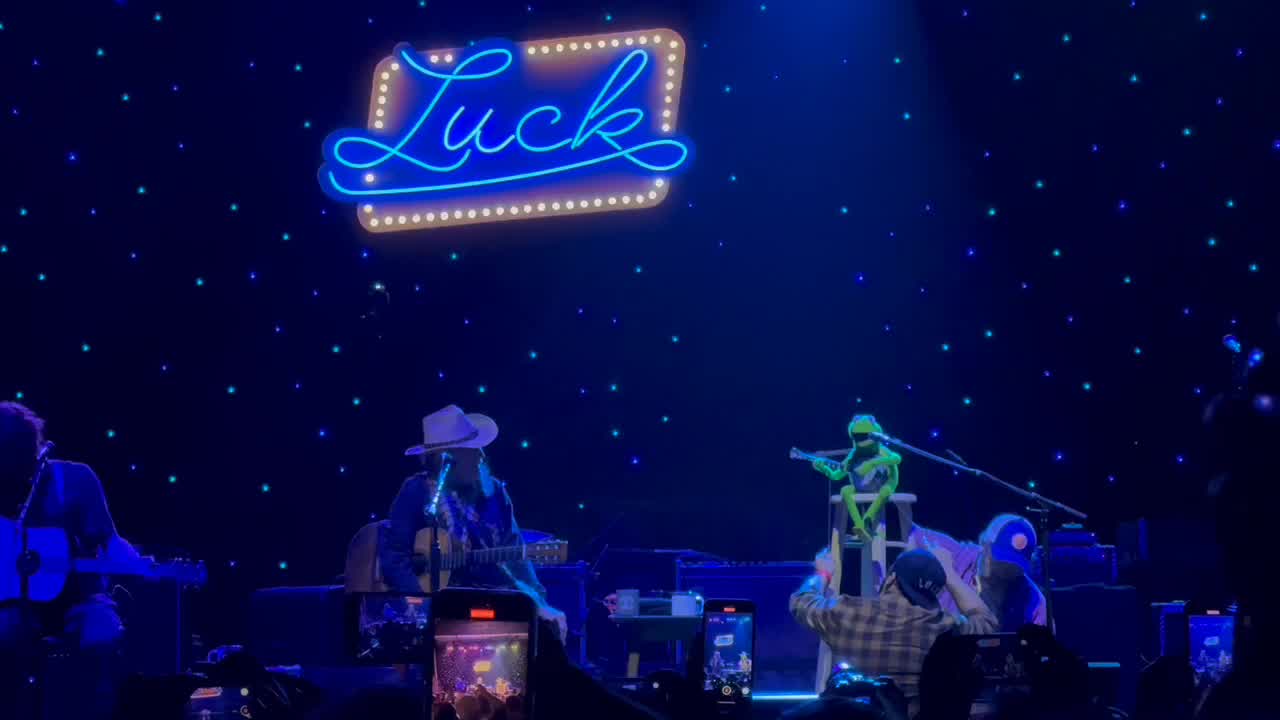 Willie Nelson, Kermit the Frog sing together at Luck Reunion 2024 ...