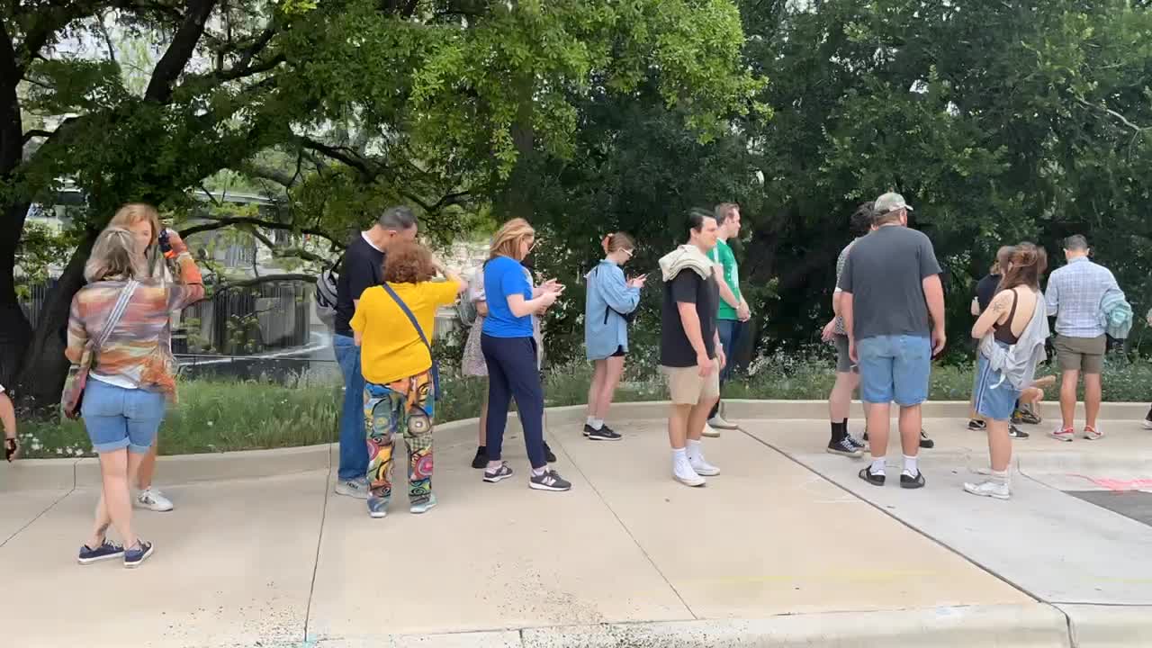 Time-lapse: People line up before eclipse Vampire Weekend show in ...