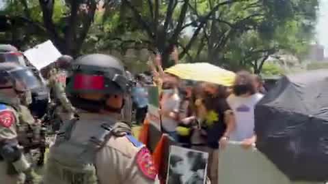 Students form circle at UT protests with DPS troopers present – KXAN Austin
