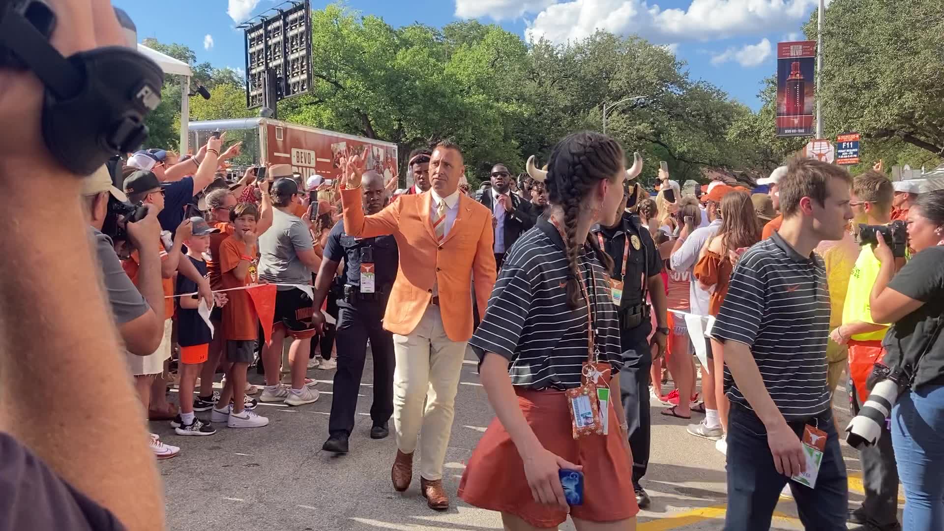 Texas Longhorns “stadium stampede” entry into DKR – KXAN Austin