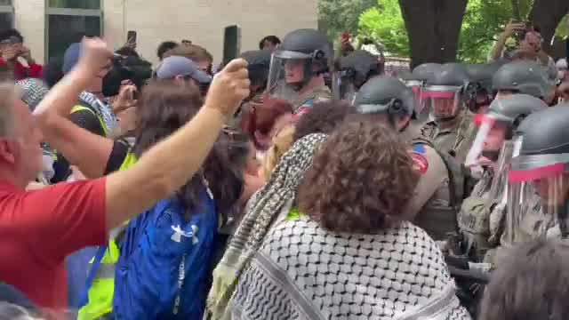 Protesters, Texas DPS in standoff at UT Austin campus – KXAN Austin
