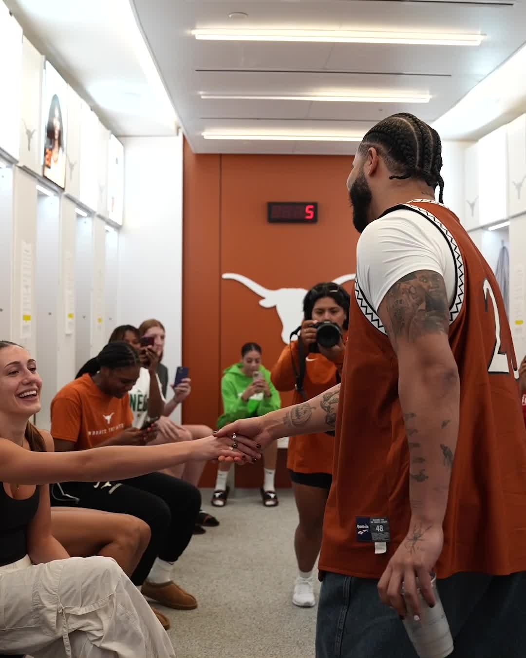 Drake surprise-visits UT women’s basketball team – KXAN Austin