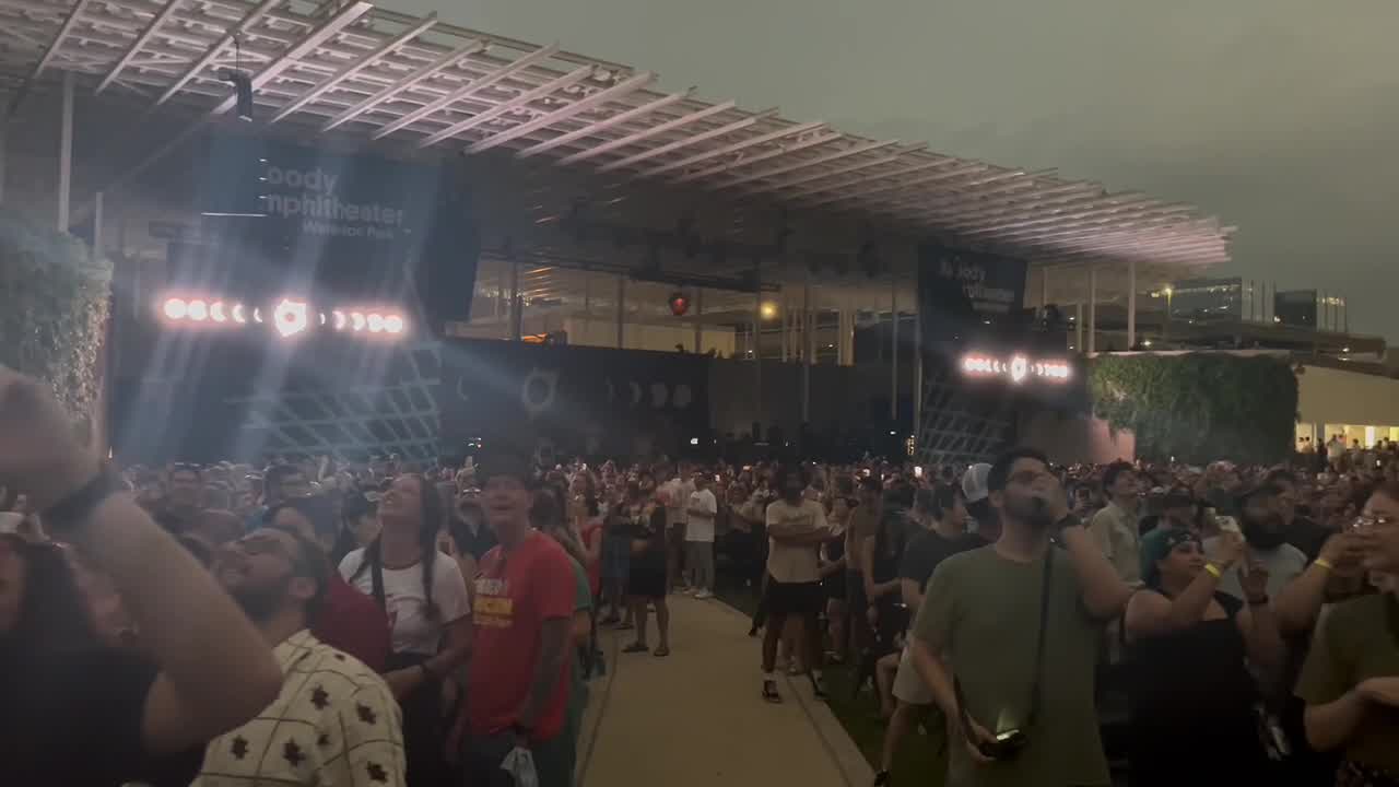 WATCH: Vampire Weekend fans cheer for the solar eclipse during Austin ...
