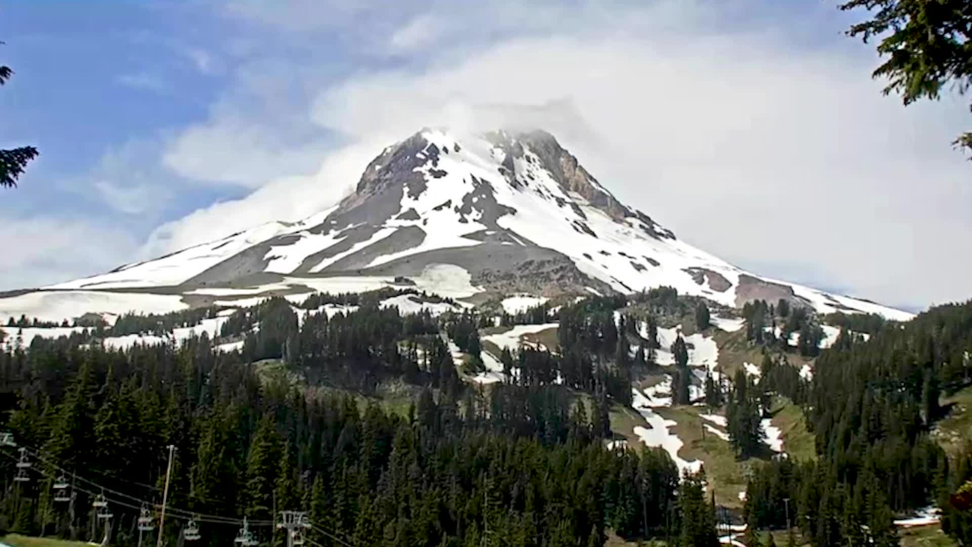 Cap, lenticular cloud form simultaneously over Mt. Hood – KOIN.com
