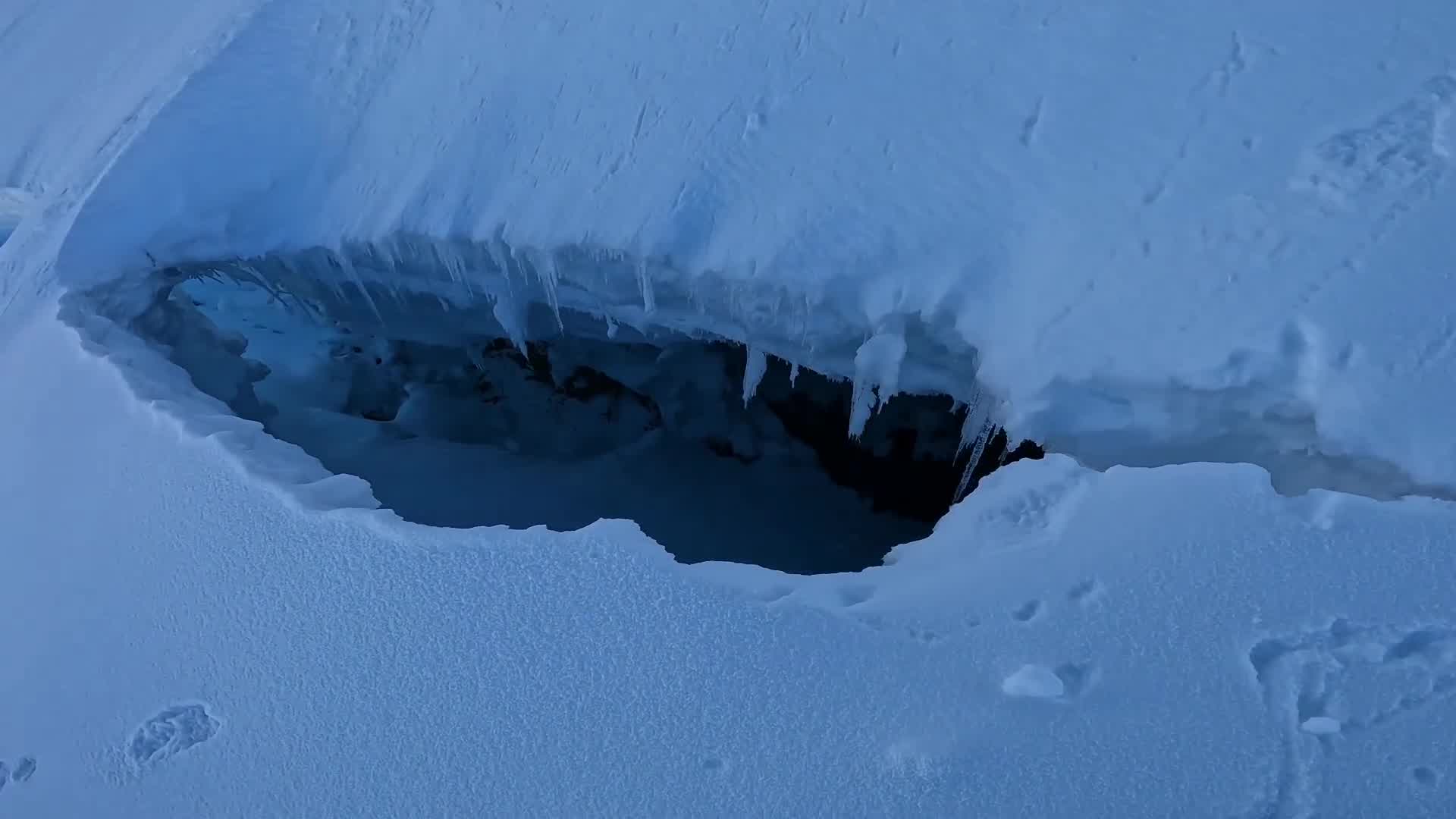 Crevasse opens up near Mount Hood summit – KOIN.com