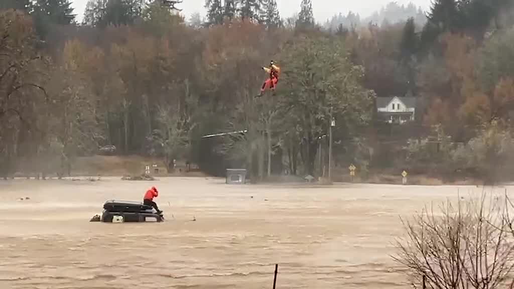 WATCH: 5 rescued from flood waters near Rosburg, Washington – KOIN.com
