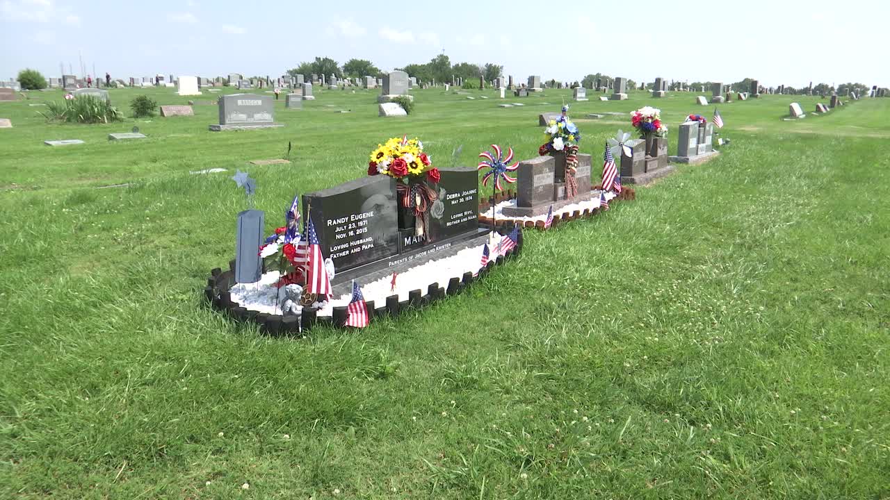 Family battles small town cemetery over headstone décor – KSNT 27 News