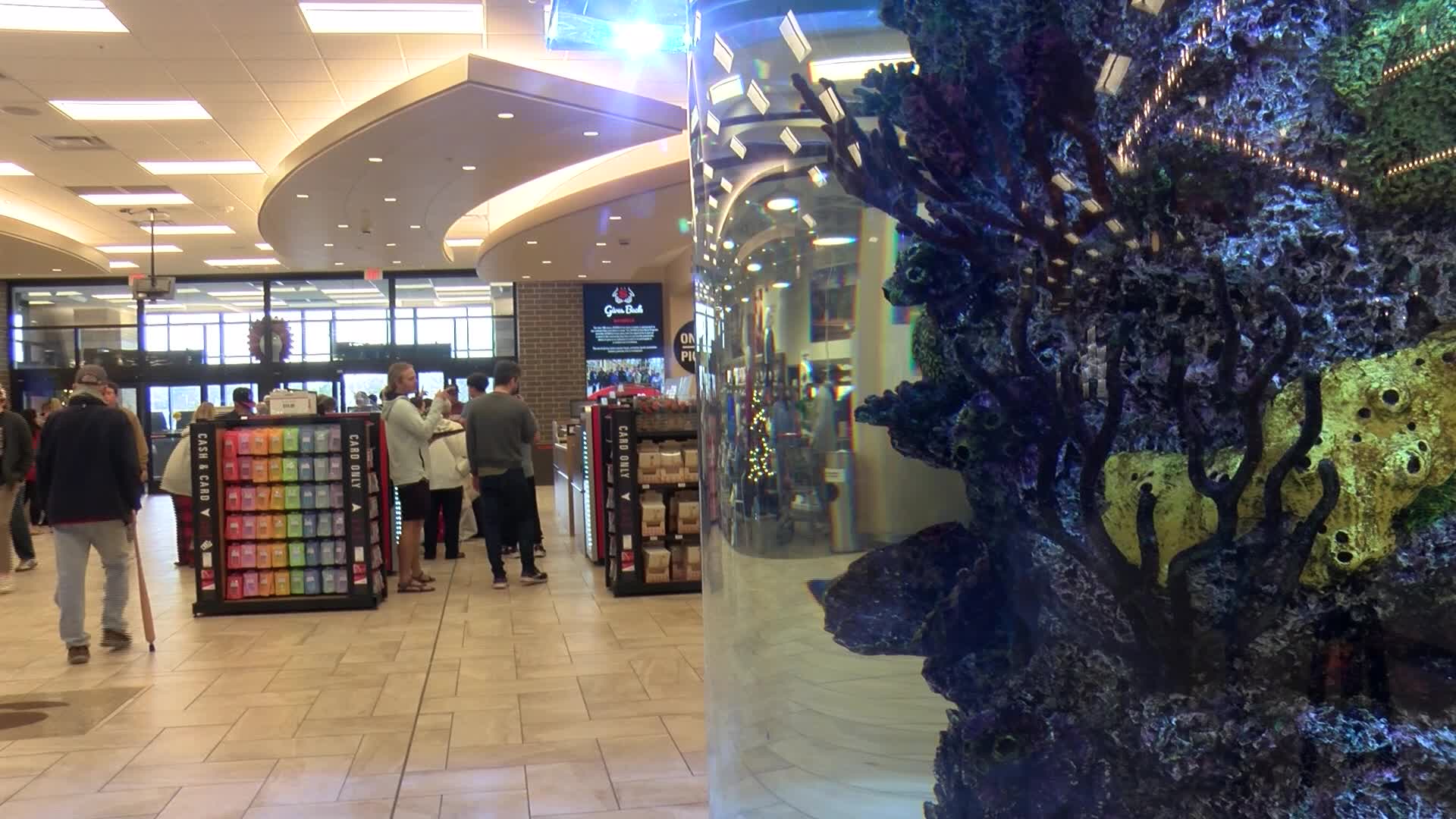 Last-minute shoppers flock to Towne East Mall for Christmas gifts – KSN-TV