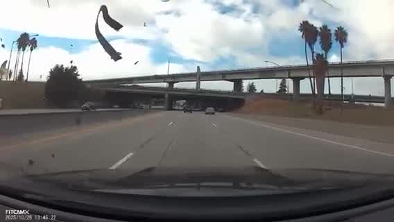 Truck flies off freeway ramp in wild San Jose crash – KRON4