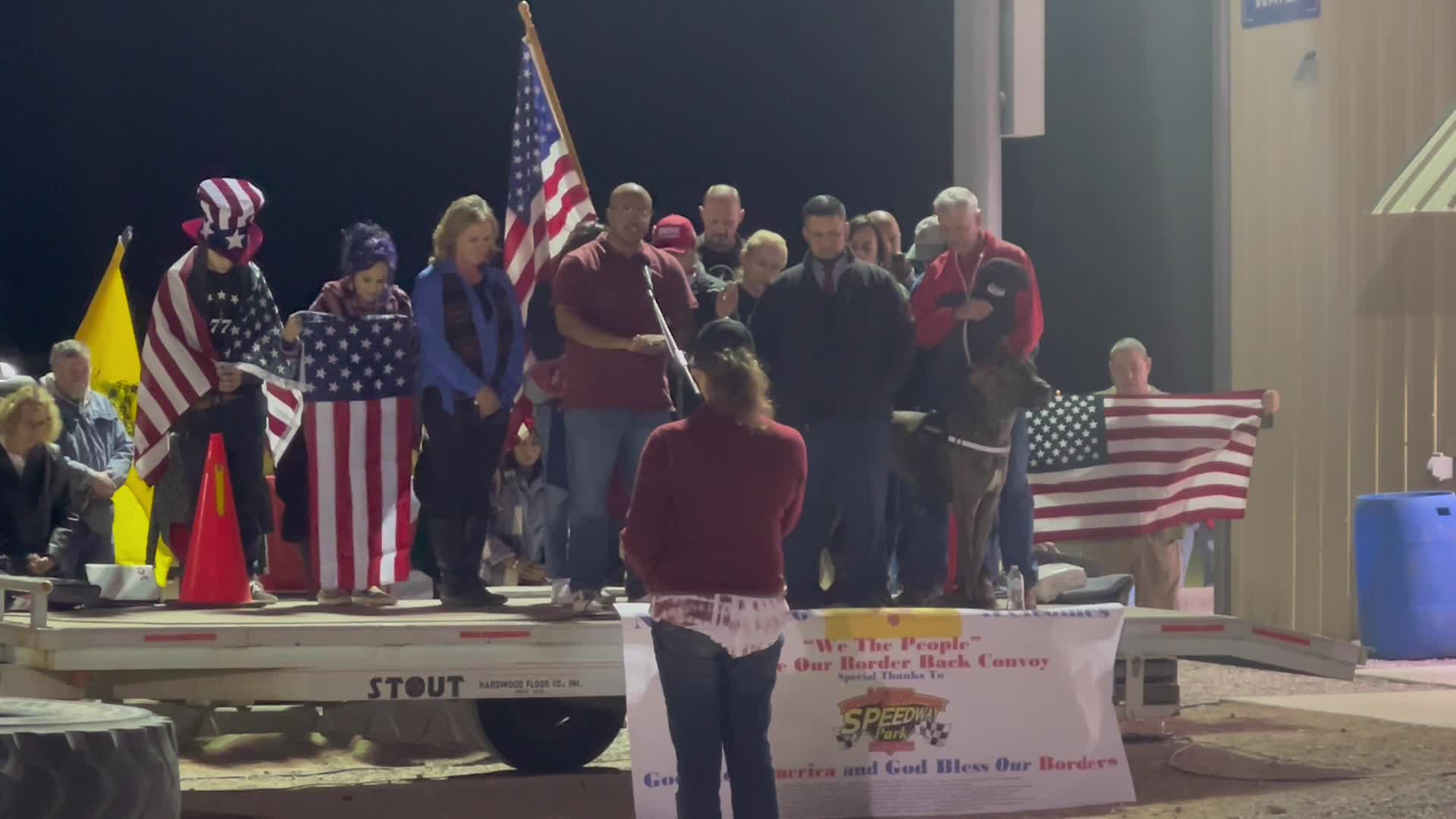 Pastor leads pray at border convoy rally in Vado, N.M. – BorderReport