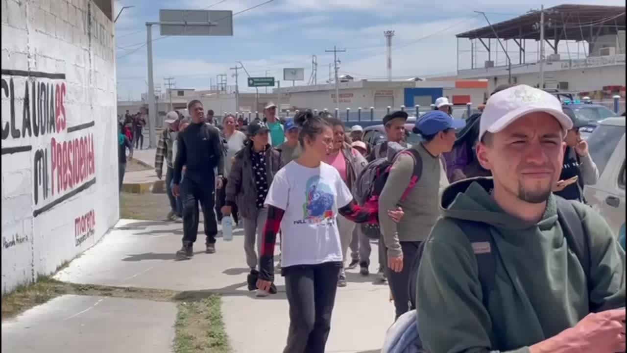 Throngs of migrants walk through streets of Juarez – BorderReport