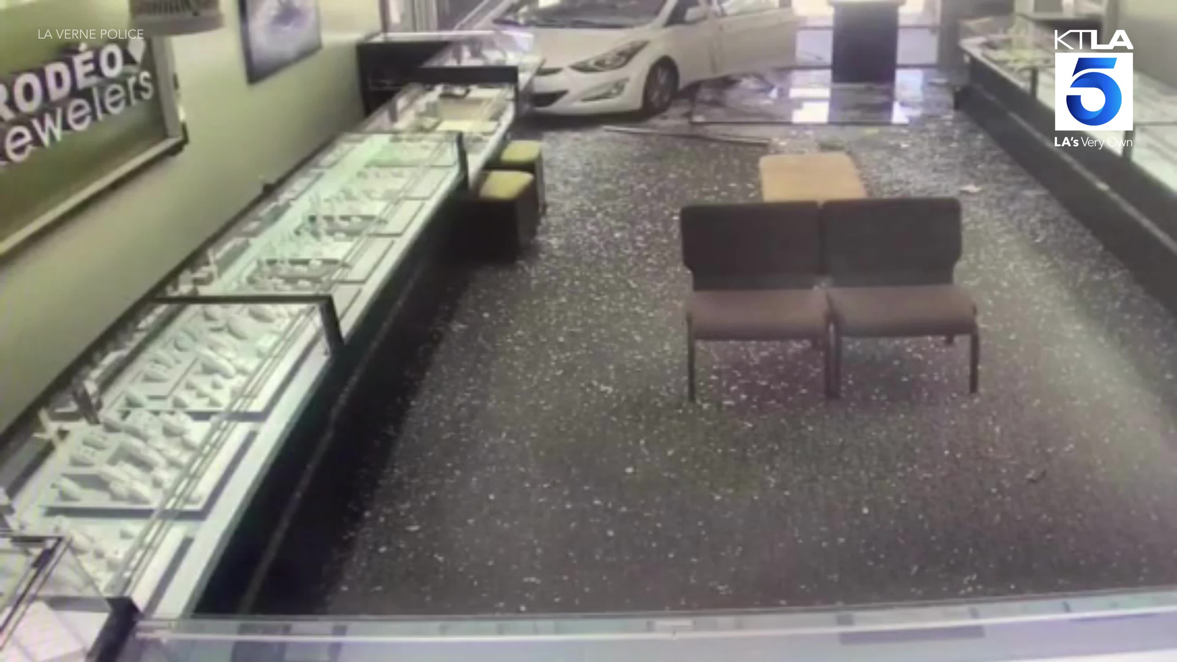 Video shows smash-and-grab of La Verne jewelry store – KTLA