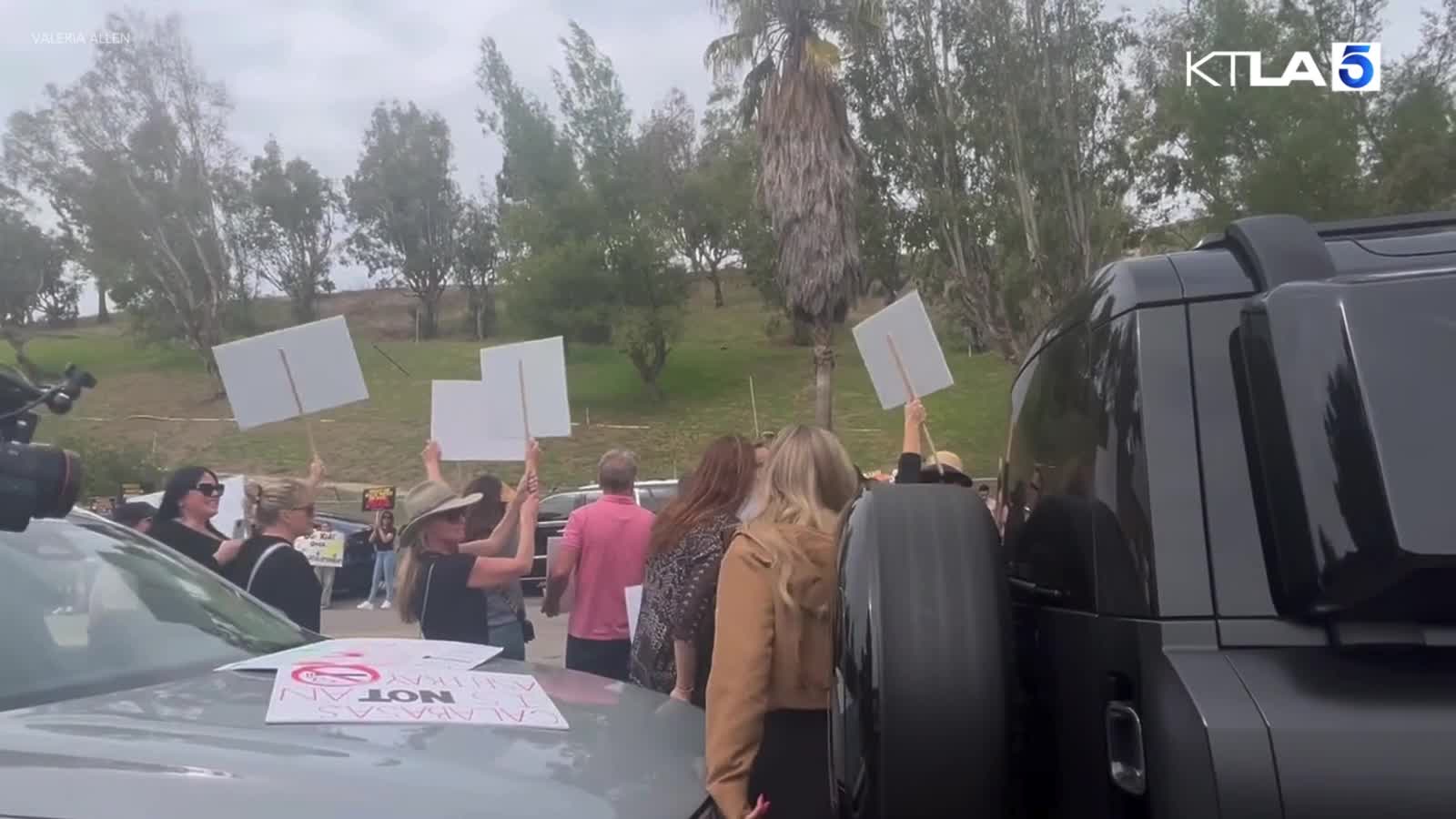 Kourtney Kardashian joins Calabasas landfill protest – KTLA