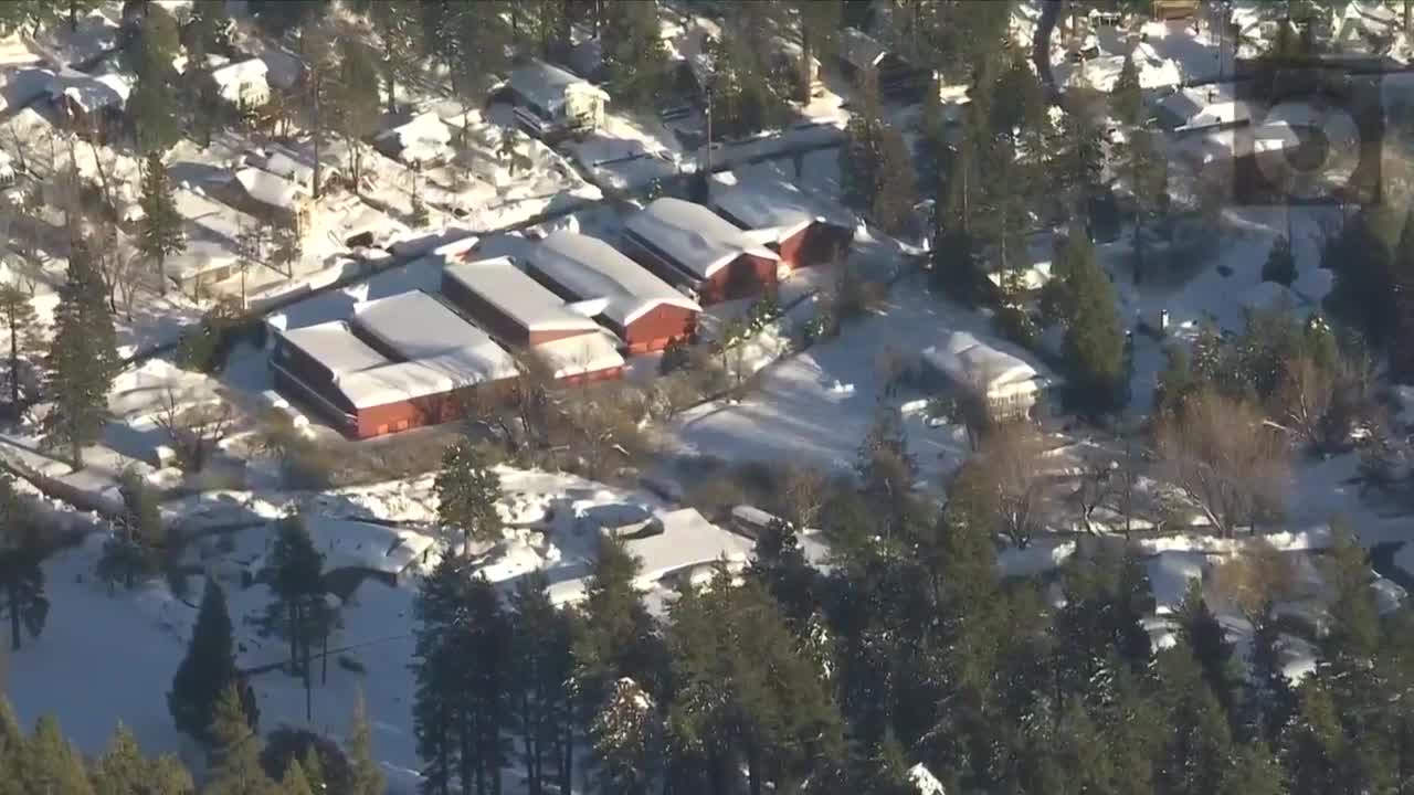 Sky5 video of snowed-in Crestline, California – KTLA